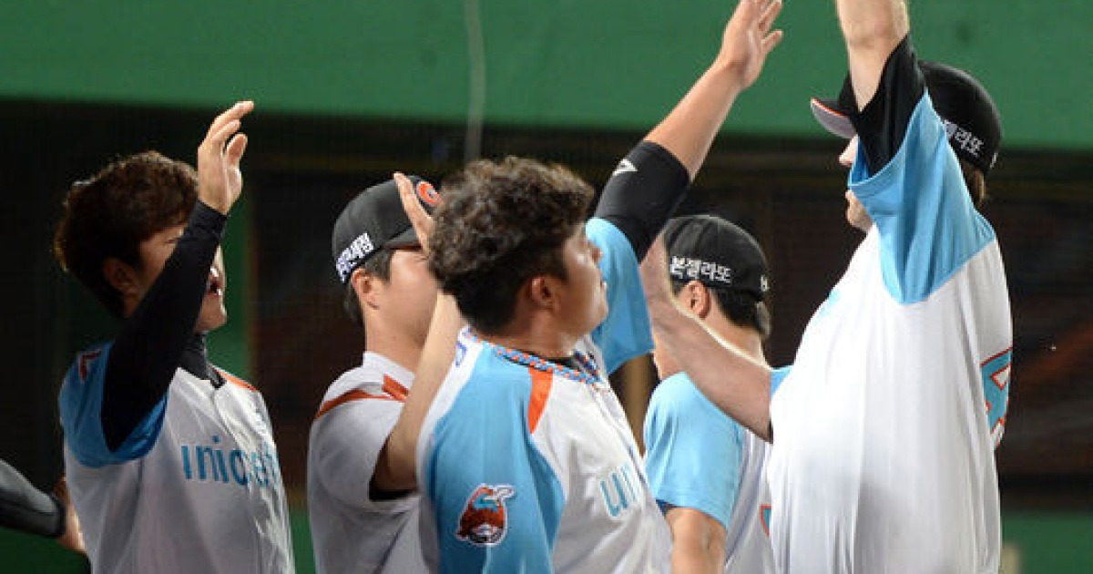 [사진]린드블럼,'높이가 다르지?'