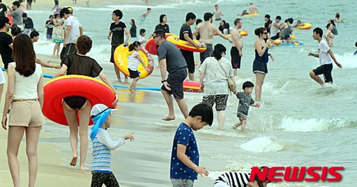 모처럼 피서객 북적이는 해운대해수욕장