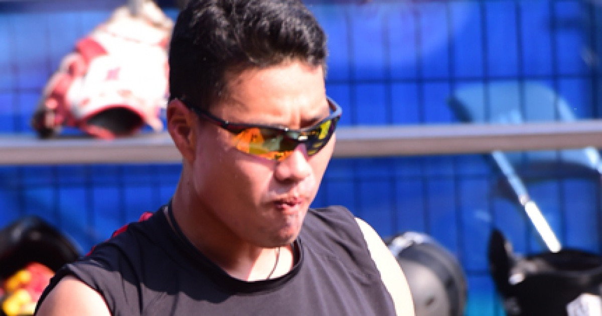 [MD포토] kt 김상현 '무더위 갈증은 물이 최고'