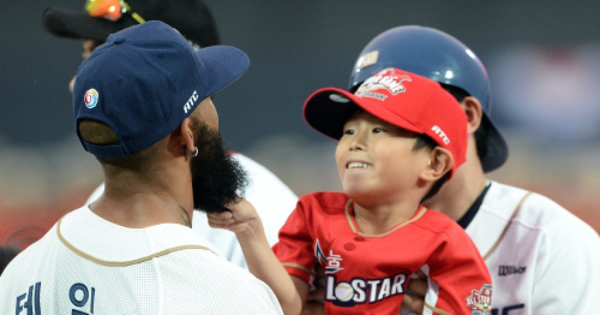 [SS포토]꼬마팬에게 수염 내준 NC 테임즈, KBO 올스타전