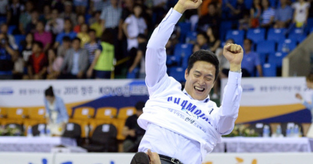 [SS포토] 우리카드 김상우 감독, 김세진 꺾고 KOVO컵 우승