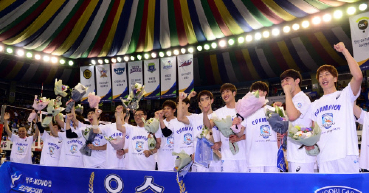 [SS포토] 우리카드 한새, KOVO컵 들었다