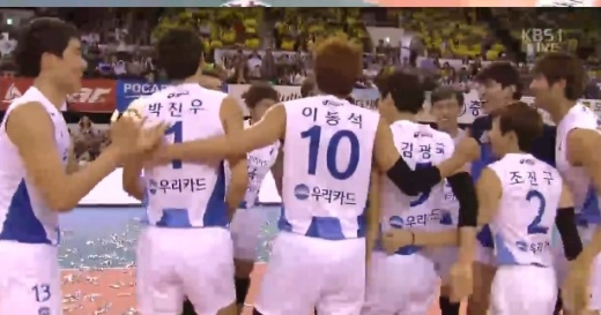 우리카드, OK저축은행 꺾고 KOVO컵 정상 '김상우 승'