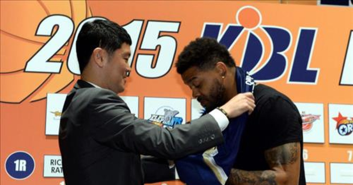 KCC 추승균 감독의 색다른 선택, 에밋과 포웰