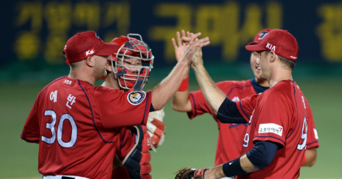 [SS포토]KBO리그 첫 등판 KIA 에반 믹, 필과 승리의 하이파이브