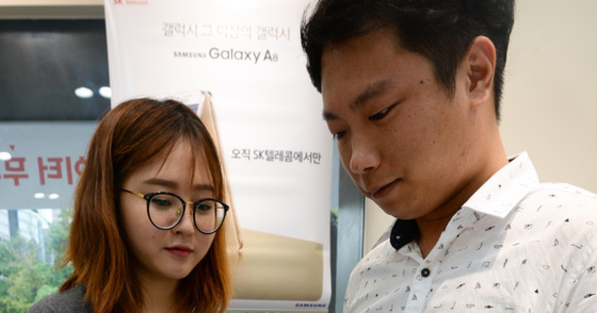 SKT, 초슬림 스마트폰 '삼성 갤럭시A8' 단독출시