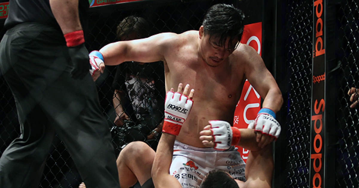 '나이를 잊었다' 최무배, 2R 파운딩 TKO승