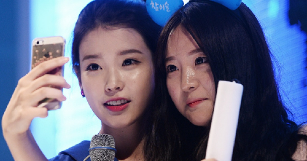 아이유 '팬과 얼짱 각도 유지하고 셀카' [MBN포토]