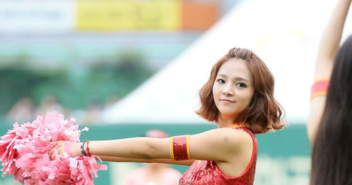 [사진]SK 치어리더 강윤이,'친정팀 상대로 응원전'