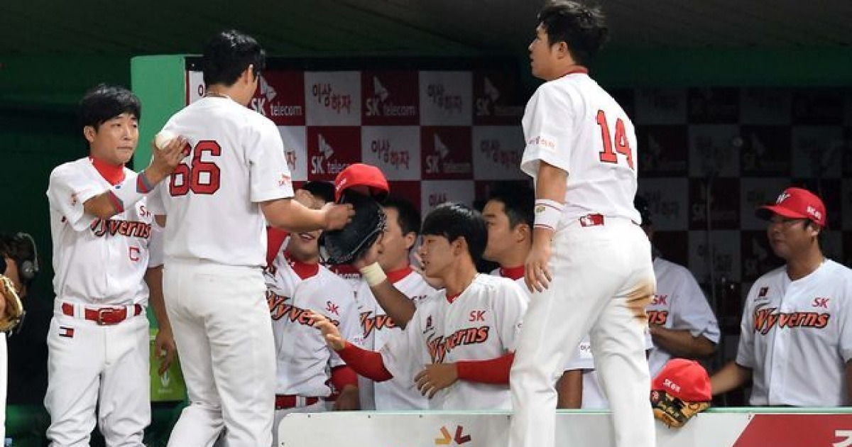 '윤희상+전원안타' SK, 한화 잡고 5위 도약