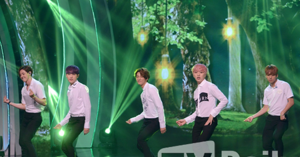 [TD포토] B1A4, '블랙 앤 화이트로 뽐낸 남친룩'