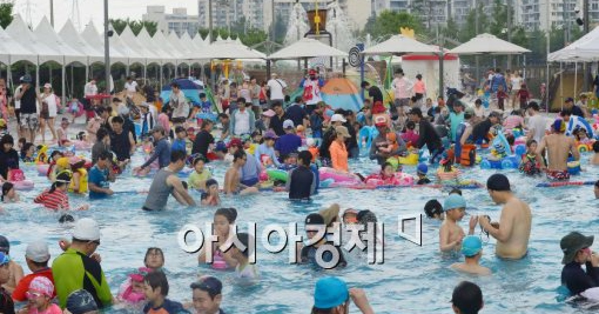 경찰 결국 워터파크 여자 샤워실 몰카 사건에