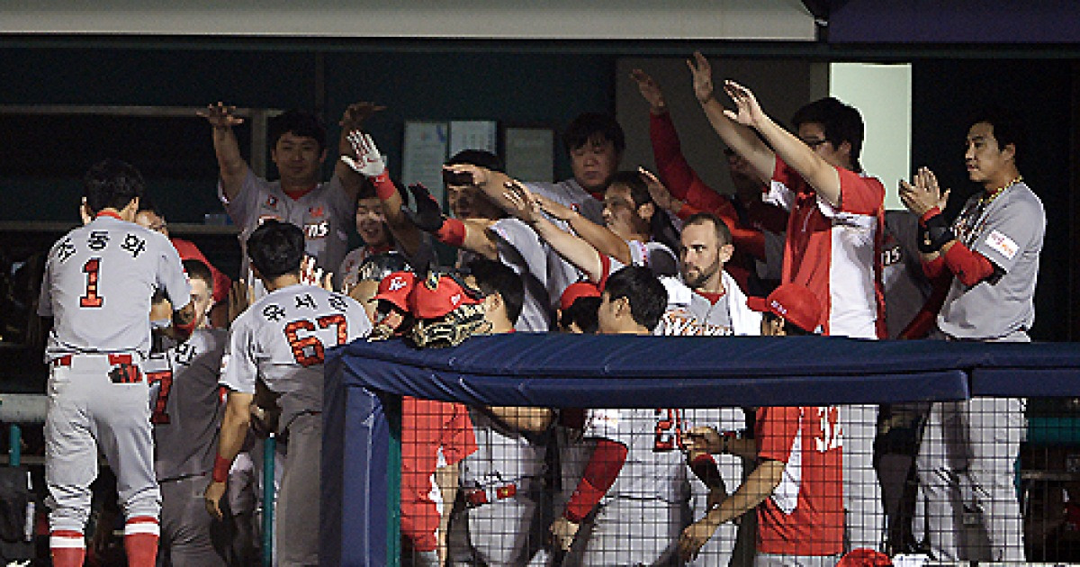 박진만 적시타에 환호하는 SK [MK포토]