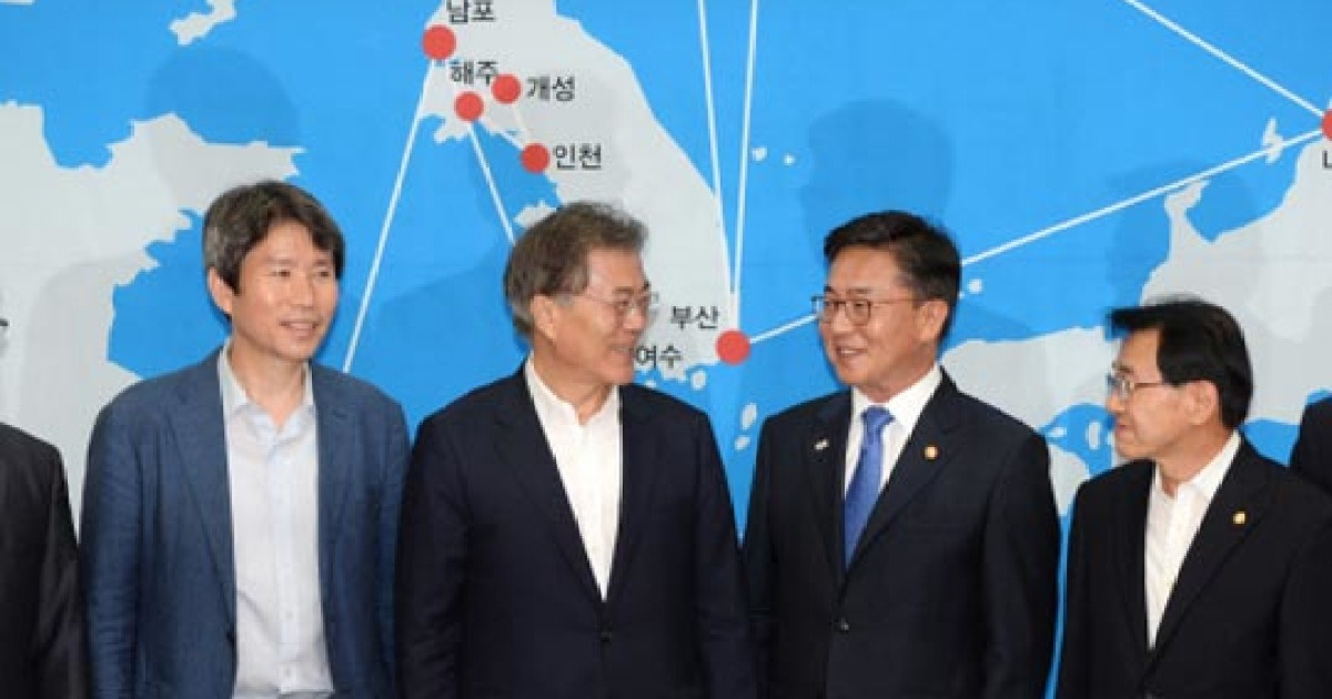 Moon Jae-in, "Praise the Government's Effort in Doing Its Utmost"