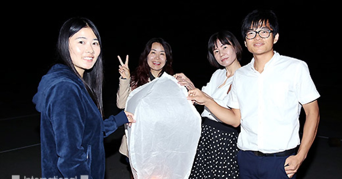 [bnt포토] 라미화장품 박혜린 회장-김경선 부장 '중국 SNS기자단과 함께 풍등 날려요'