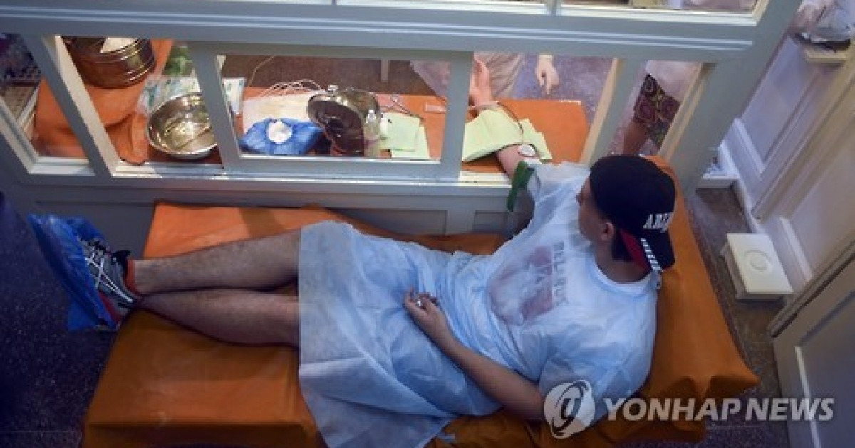 epaselect UKRAINE SOCCER FANS BLOOD