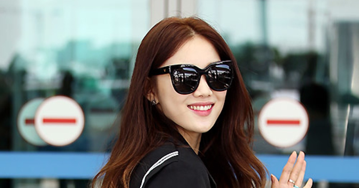 [bnt포토] 이성경, 소녀 감성의 블랙 롱코트 (공항패션)