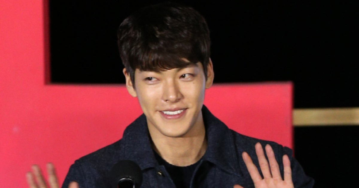 [BIFF포토]김우빈 '끝없는 손인사'