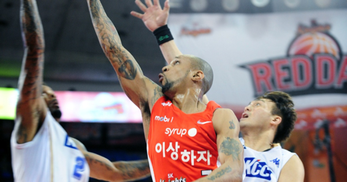 '스펜서 3Q 14점 몰아치기' SK, KCC 상대 5연승