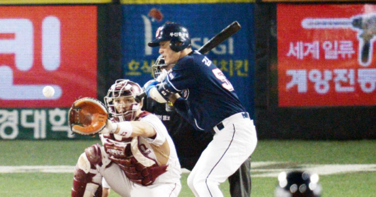 [SS포토]준po3차전 김재호, 밴헤켄에 루킹 삼진 당하네