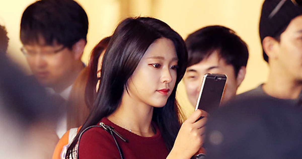 [bnt포토] AOA 설현 '스마트폰으로 화장 점검 중~'