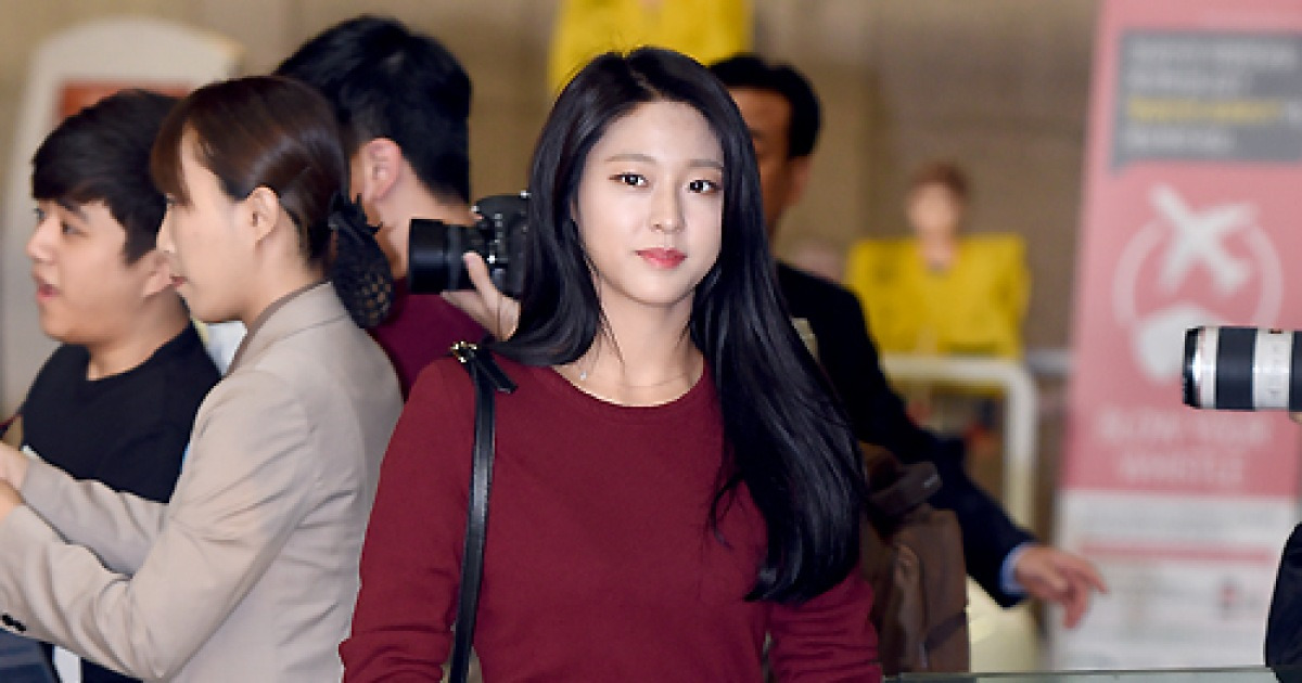 [MD포토] AOA 설현 '공항을 런웨이로 만드는 미모'