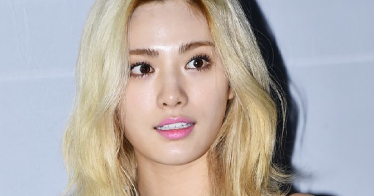 [TENPHOTO] 애프터스쿨 나나, 아무나 소화 못하는 파격 의상 (서울패션위크)