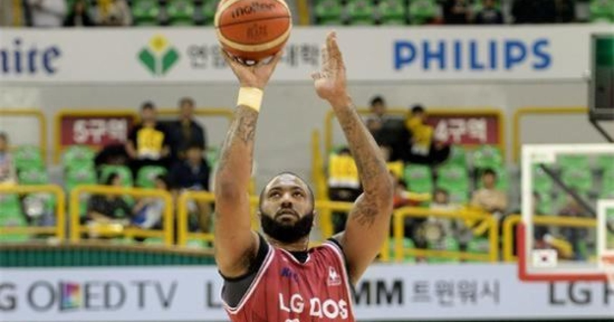 '길렌워터 23득점' LG, KCC 잡고 7연패 탈출