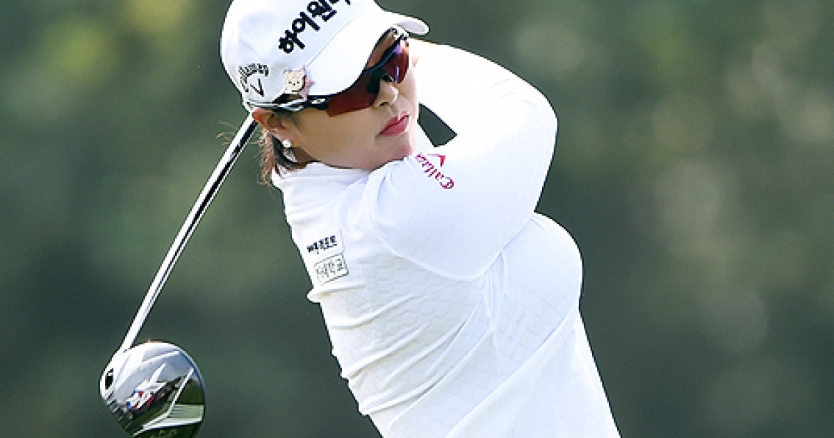[포토엔]조윤지 '배꼽 노출 티샷'(lpga)