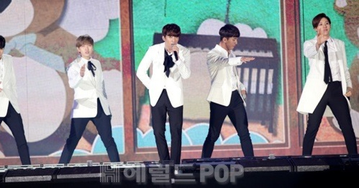 [포토]피날레 장식하는 B1A4