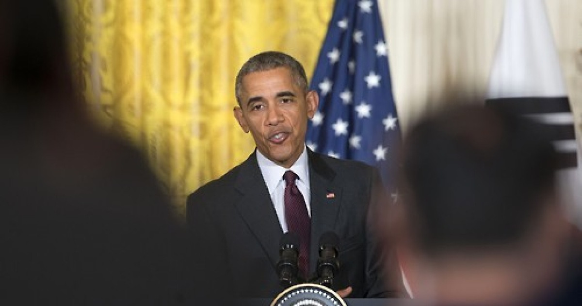 DEM 2016 Embracing Obama