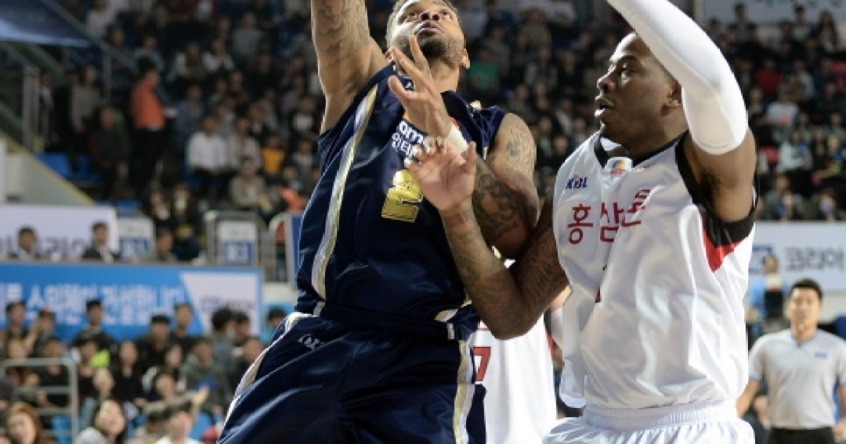 '에밋 21점' KCC, 78-57로 KGC 꺾고 3연패 탈출