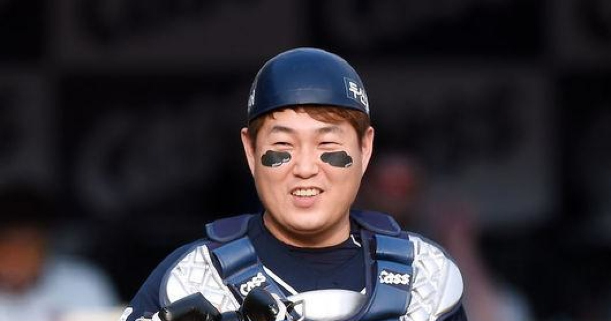 [PO5] '홈런 포함 2타점' 양의지, PO 5차전 MVP 선정