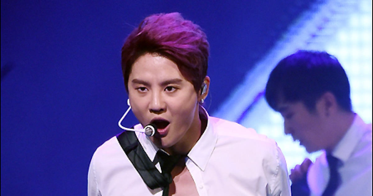 [MD포토] JYJ 김준수, '거추장스러운 옷은 벗어버려'