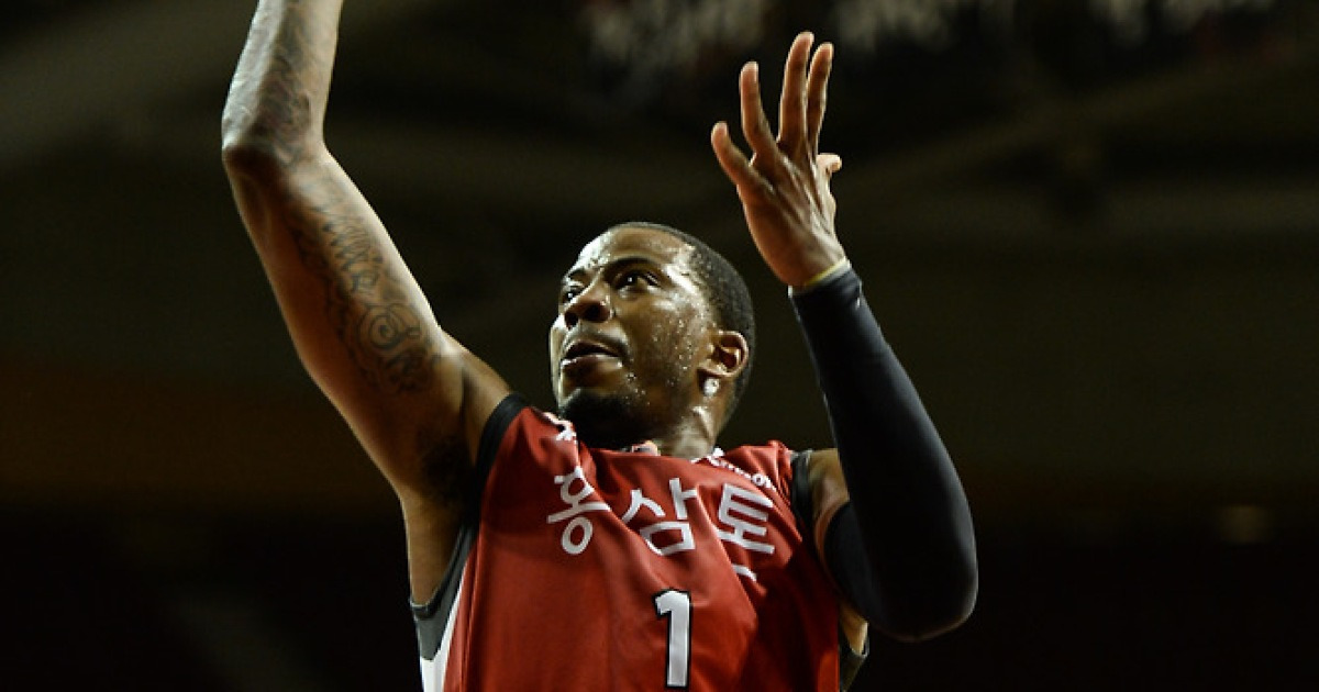 '로드 29득점' KGC, KCC 뿌리치며 4연승 질주..단독 3위