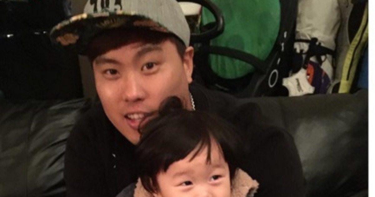 류현진 유리 딸 사랑이 안고 함박 미소 아기 바보