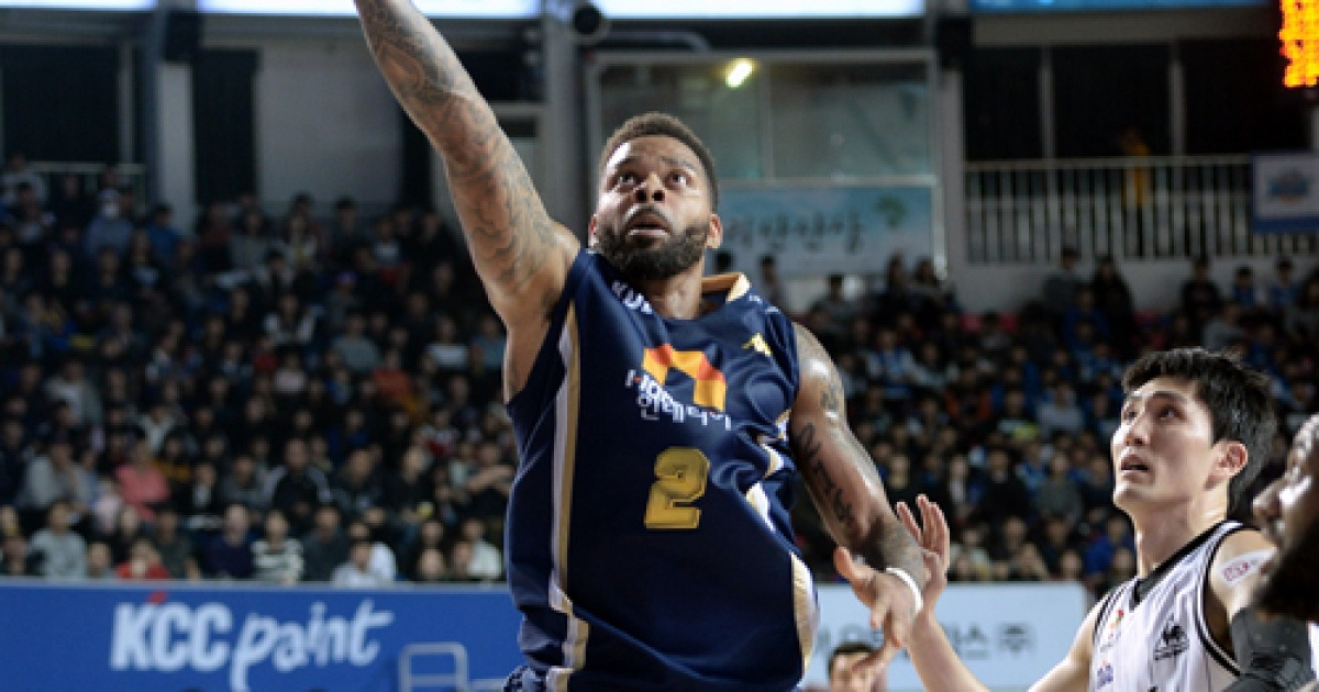 '에밋 19R 8리바운드' KCC, LG 누르고 2연패 탈출