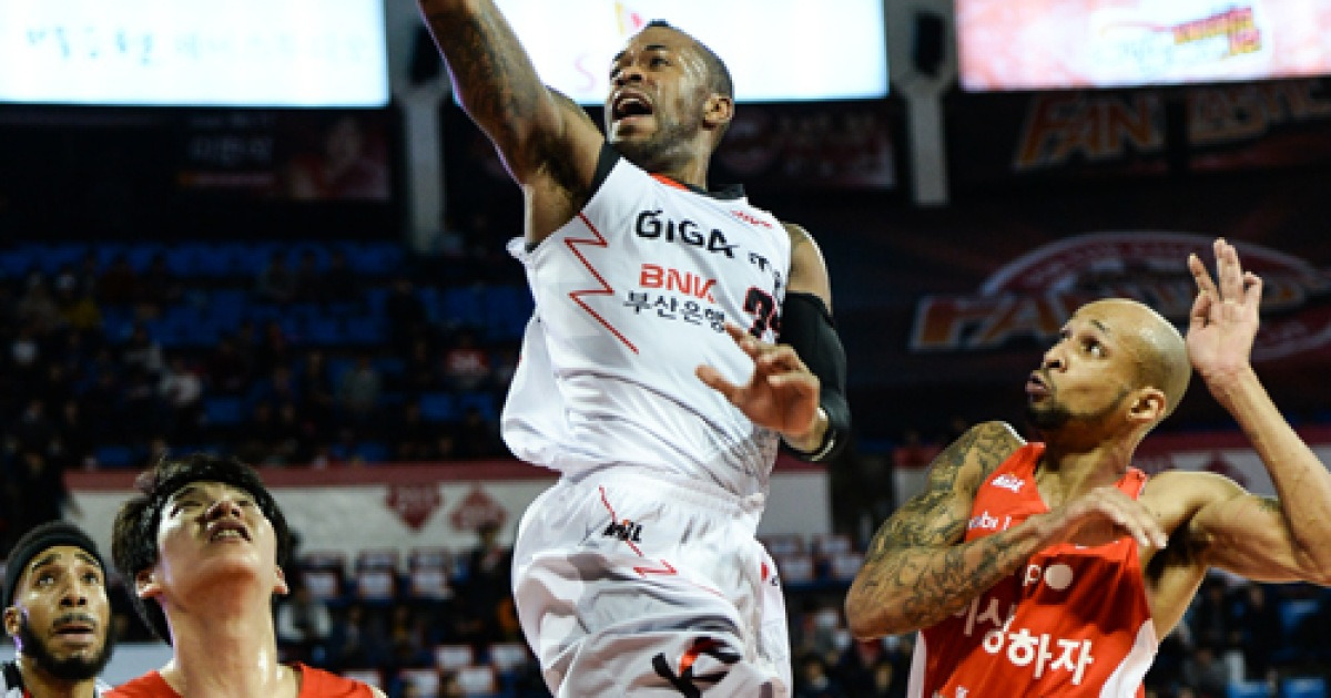 '브레이클리 17점·13R' KT, SK 꺾고 2연패 탈출