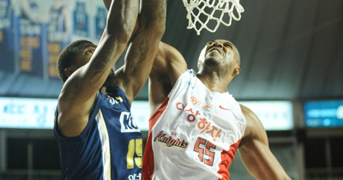 '포웰·에밋 44득점 합작' KCC, SK전 5연패 탈출