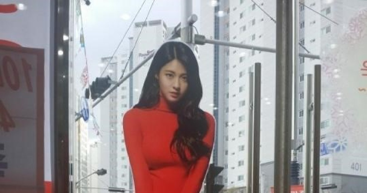 AOA 설현, '잘록한 허리+엉덩이' 전신 포스터 등장.. 섹시 산타걸 변신