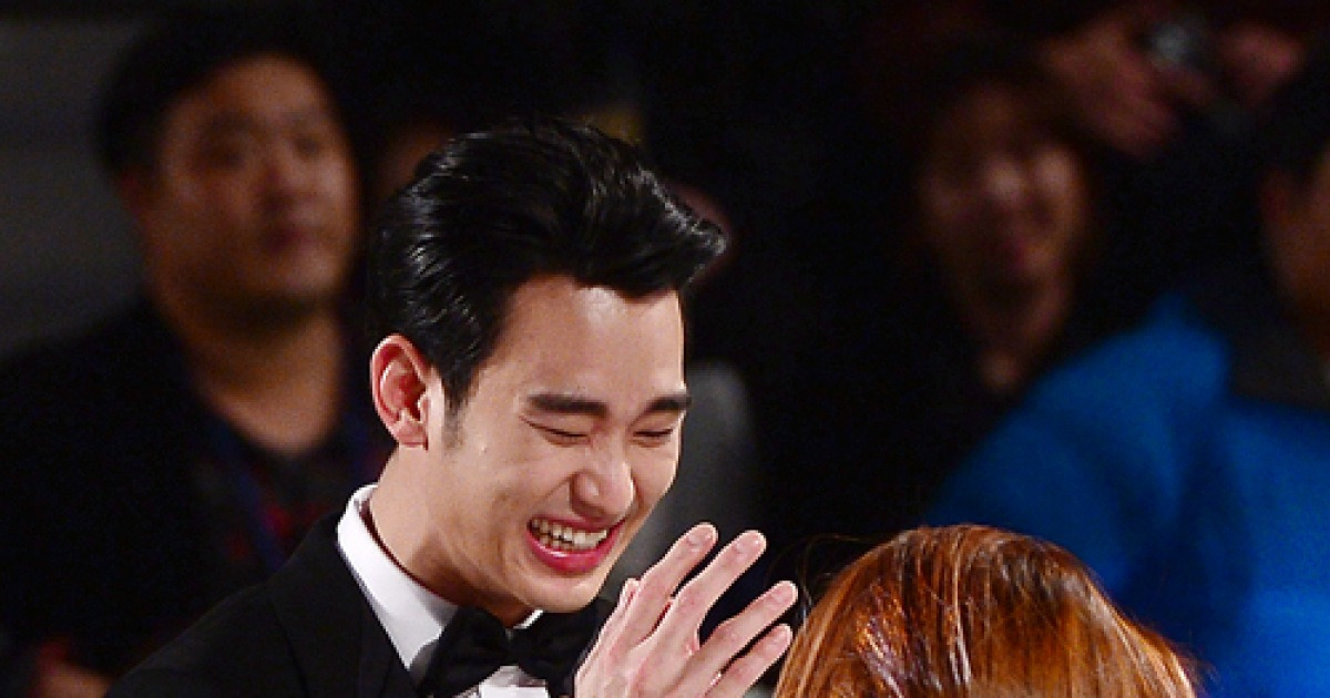 김수현, '김희선 수상이 더 기뻐~' [MBN포토]