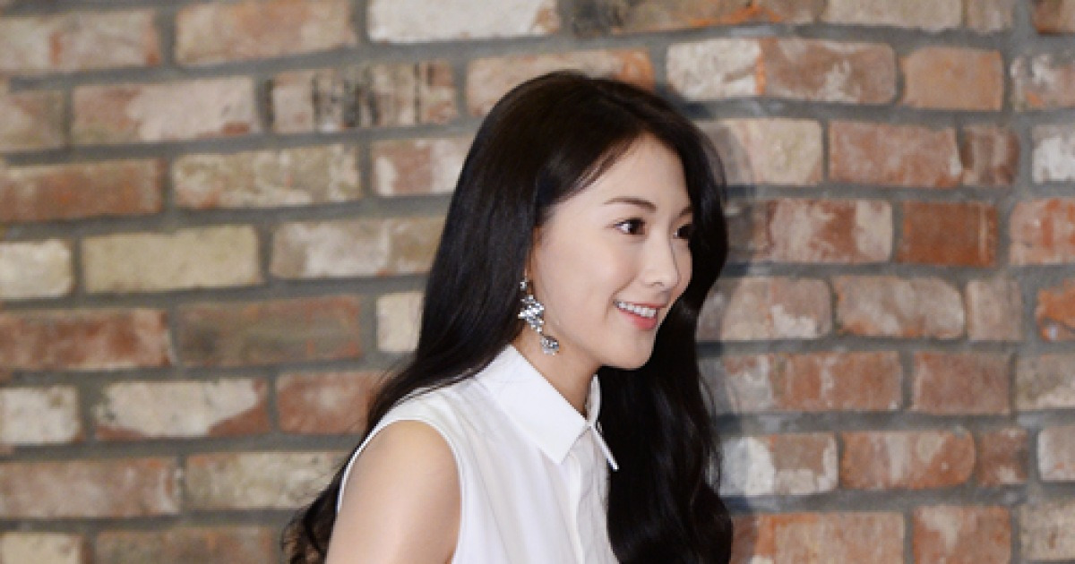 강지영 '허벅지 다 드러낸 앞트임' [MBN포토]