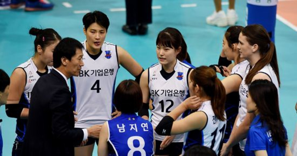 [ST포토] 작전지시 하는 IBK기업은행 이정철 감독