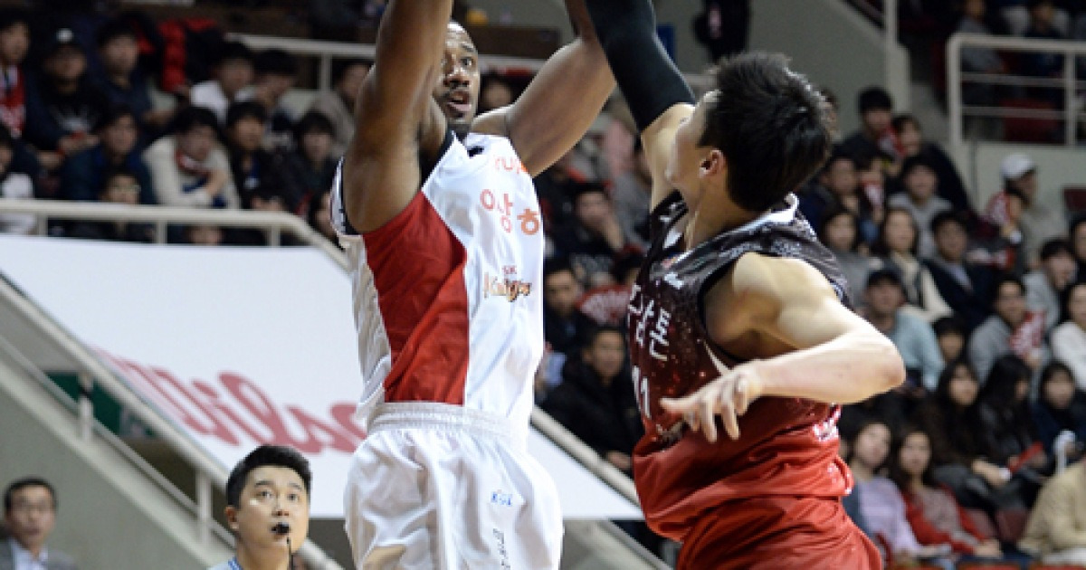 '사이먼 28점' SK, KGC인삼공사 16연승 도전에 제동(종합)