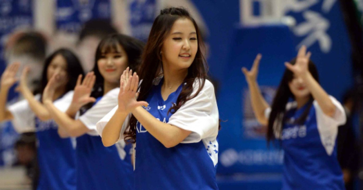 [SW포토] KDB생명 치어리더의 화려한 손동작