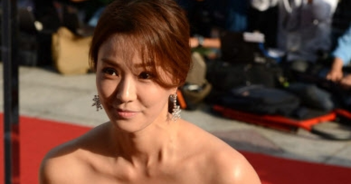 옆집의 CEO들 손태영, 레드 카펫 위에서 아찔한 '가슴골' 노출