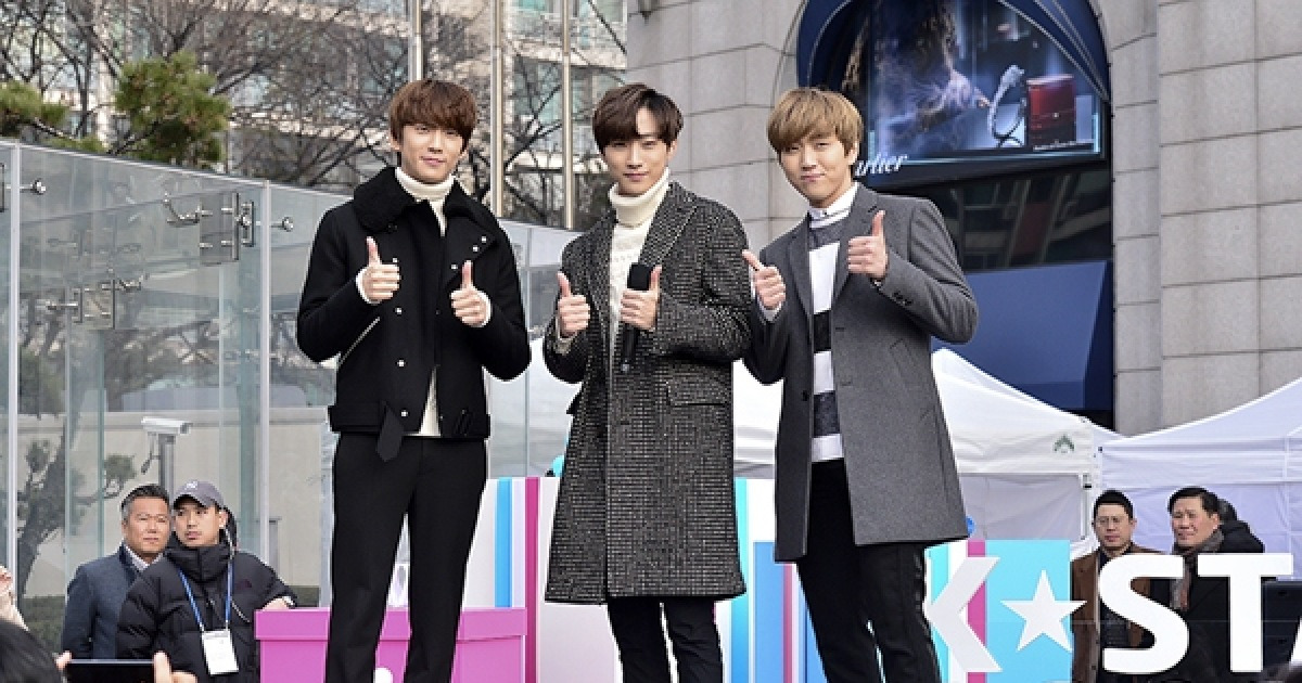 [ST포토] B1A4 VS 방탄소년단, 추워도 하트를 날려요~