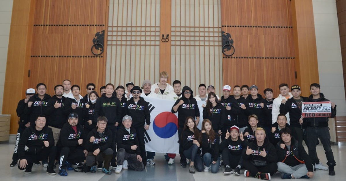 ROAD FC 선수단의 출국 전 단체 사진 '한국 격투기의 강함 증명하고 오겠다'