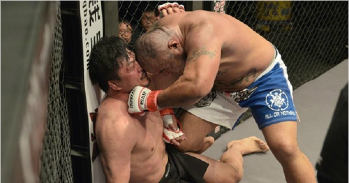 최무배, 마이티 모에 통한의 1R TKO패