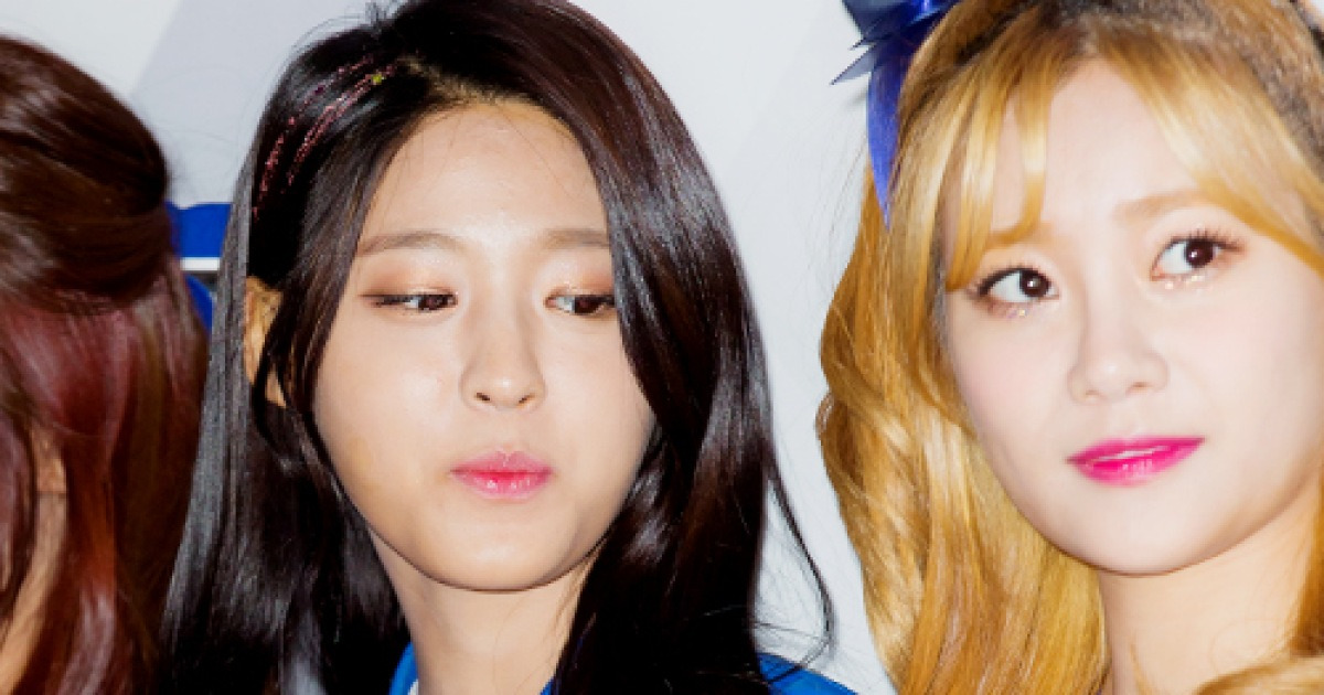 [bnt포토] AOA 설현 '힐끔, 유나 언니가 부러워'(sbs가요대전)